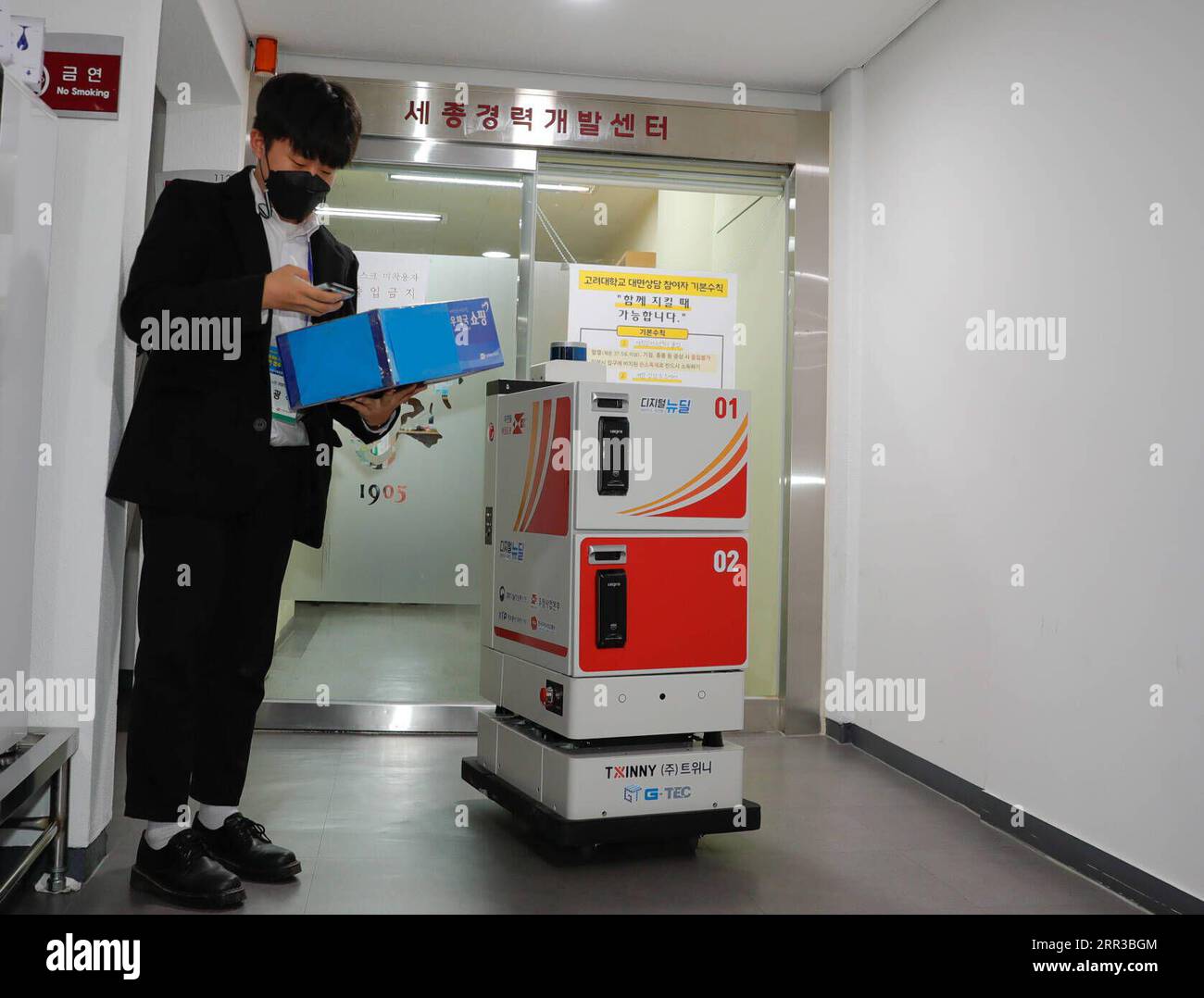201030 -- SEJONG, Oct. 30, 2020 -- A staff member displays how a ...