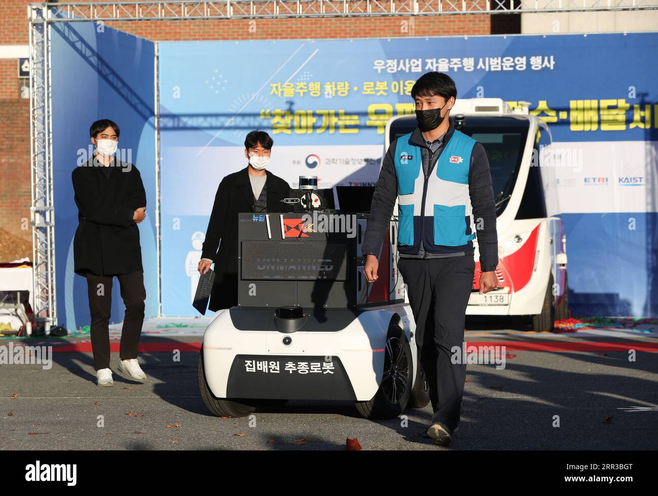201030 -- SEJONG, Oct. 30, 2020 -- A delivery robot is displayed on the ...