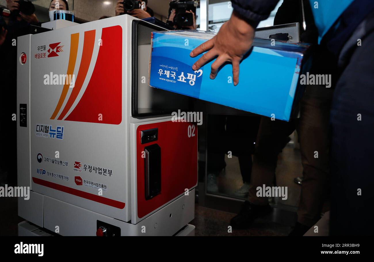 201030 -- SEJONG, Oct. 30, 2020 -- A staff member displays how a ...