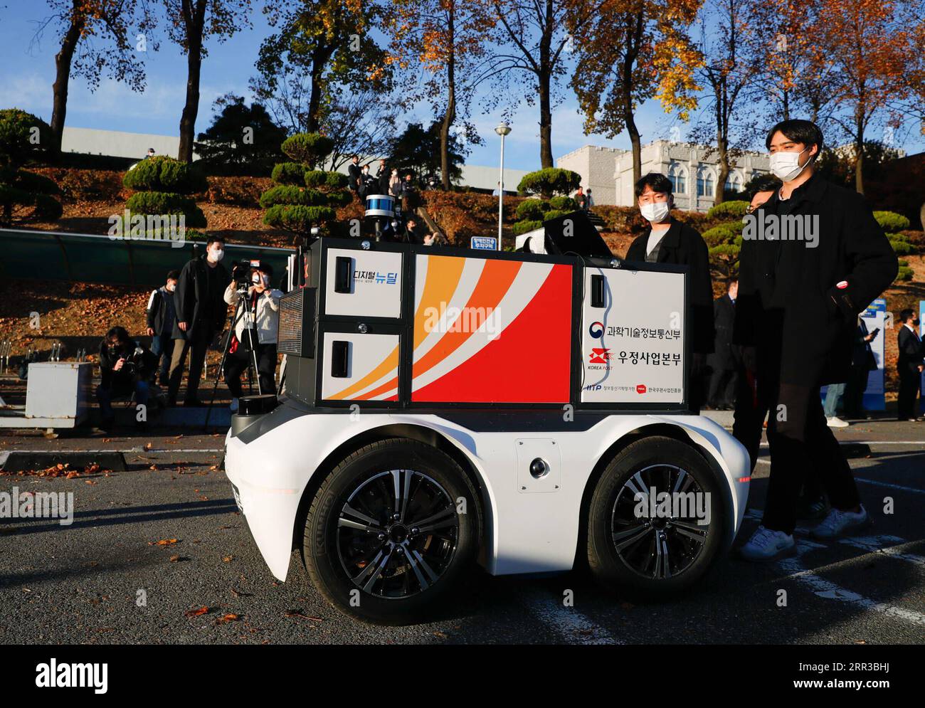 201030 -- SEJONG, Oct. 30, 2020 -- A delivery robot is displayed on the ...