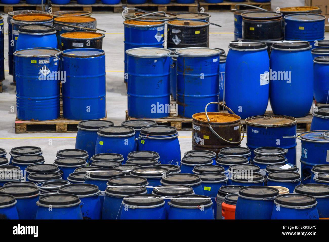 06 September 2023, Saxony-Anhalt, Sülzetal: Barrels with used batteries ...