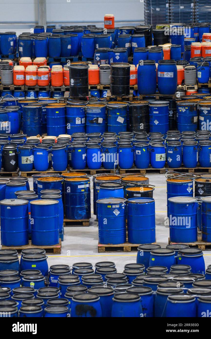 06 September 2023, Saxony-Anhalt, Sülzetal: Barrels with used batteries ...