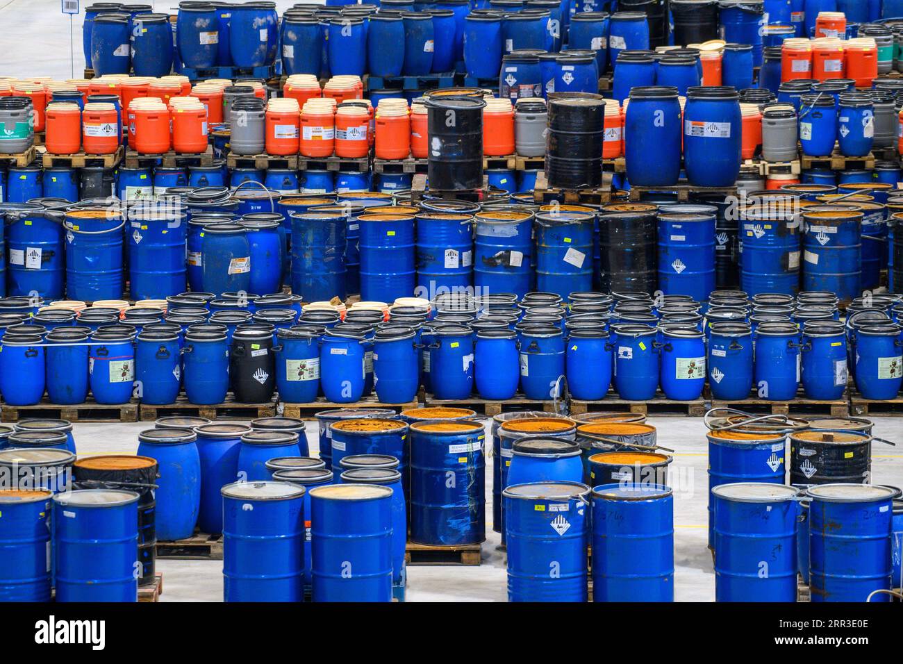 06 September 2023, Saxony-Anhalt, Sülzetal: Barrels with used batteries ...