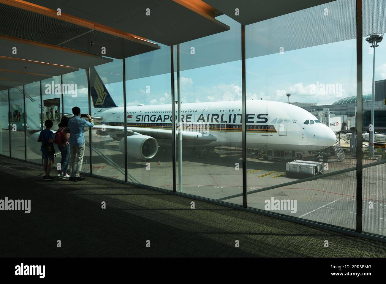 201101 -- SINGAPORE, Nov. 1, 2020 -- A Singapore Airlines A380 aircraft ...