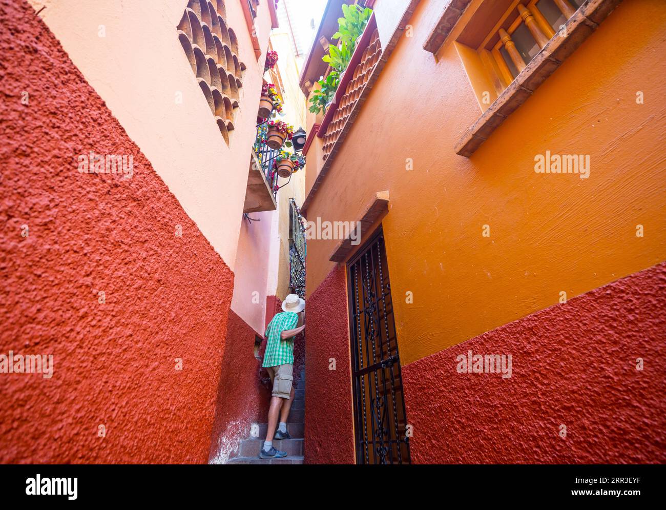 Colonial historical city Guanajuato, famous Alley of the Kiss (Callejon ...