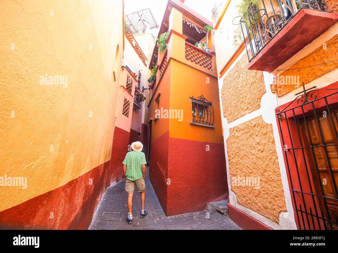Colonial historical city Guanajuato, famous Alley of the Kiss (Callejon ...