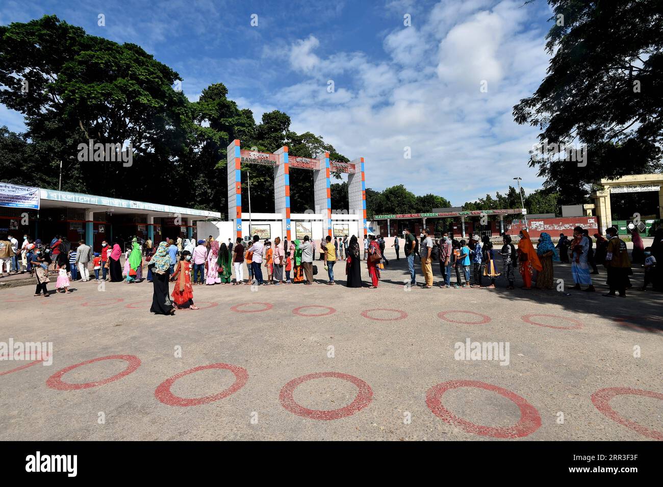 201101 -- DHAKA, Nov. 1, 2020 -- Photo taken on Nov. 1, 2020 shows ...