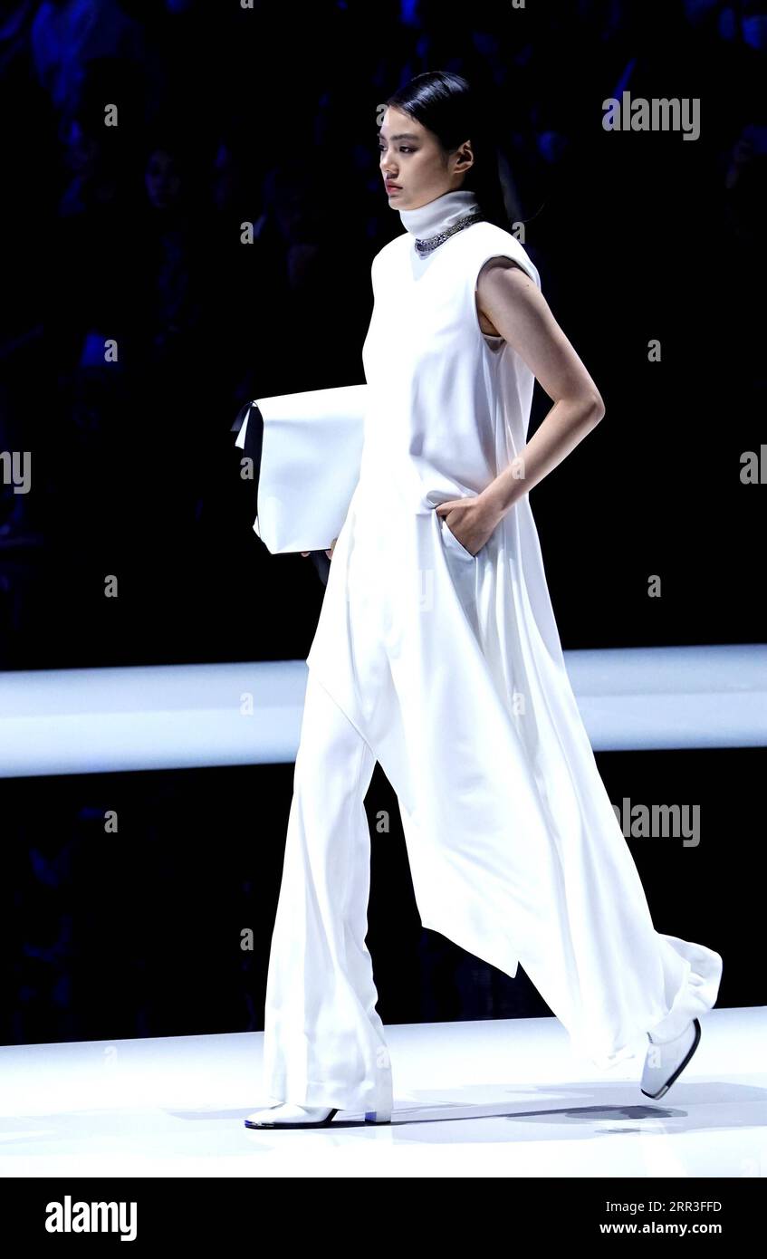 201102 -- BEIJING, Nov. 2, 2020 -- A model presents a creation of ...
