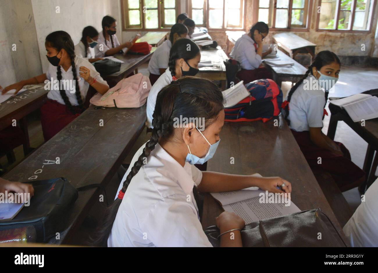 201102 -- GUWAHATI, Nov. 2, 2020 -- Students wearing face masks are ...