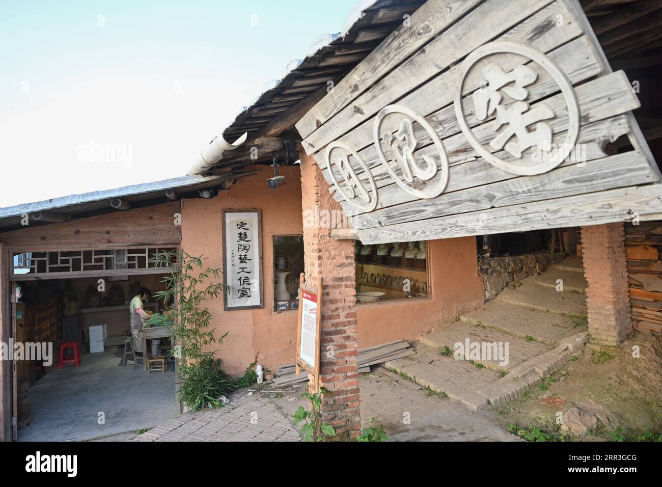 201103 -- DEHUA, Nov. 3, 2020 -- An artisan makes porcelain ware by ...