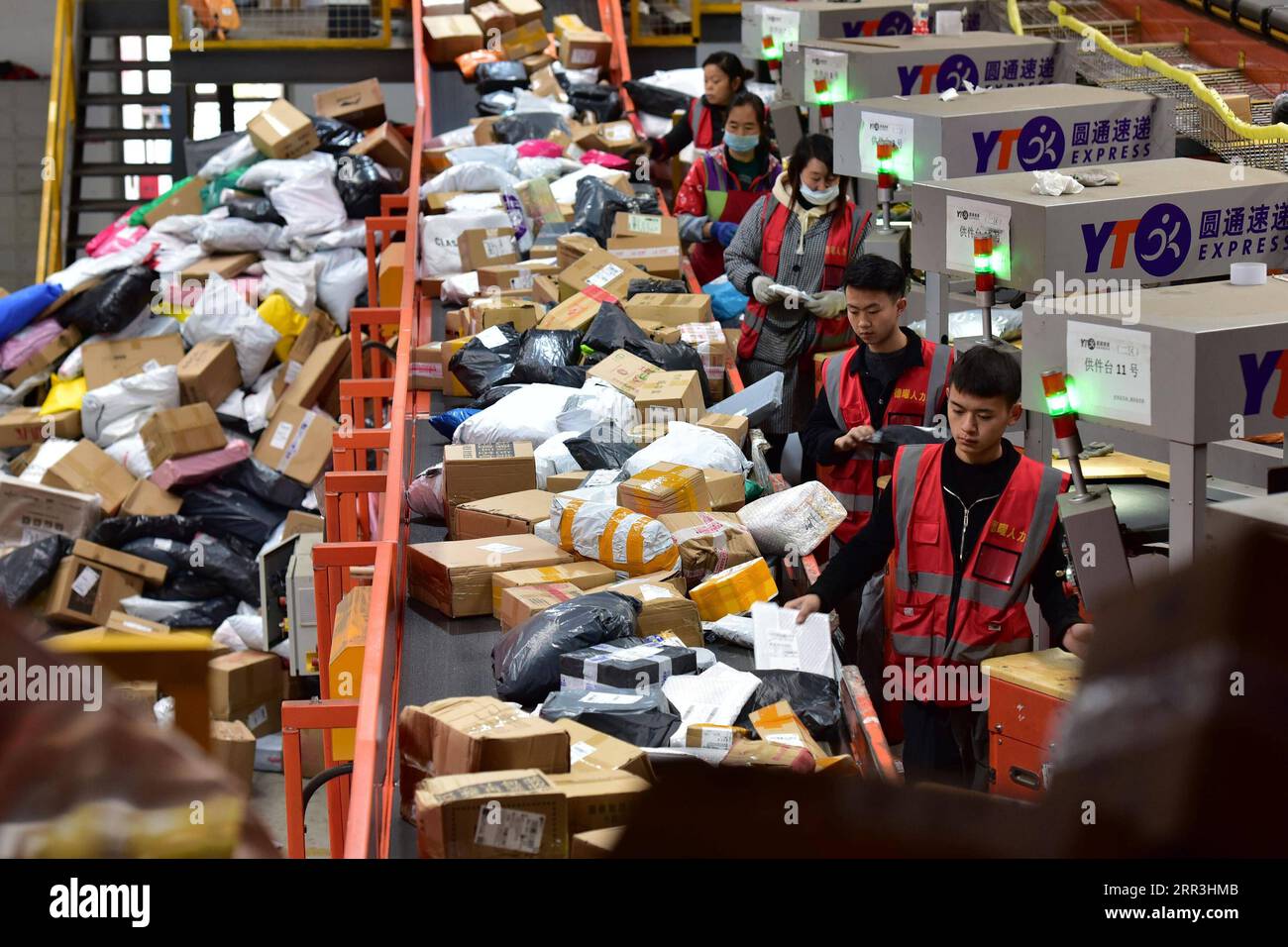 Yto express hi-res stock photography and images - Alamy