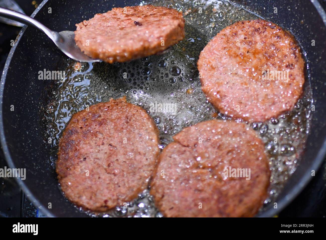 201105 -- SHANGHAI, Nov. 5, 2020 -- A staff member cooks vegetarian ...