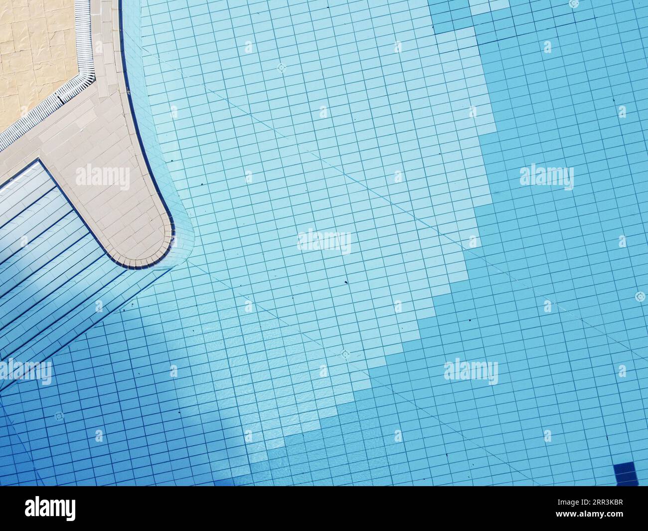 aerial view of a swimming pool with clear water Stock Photo - Alamy