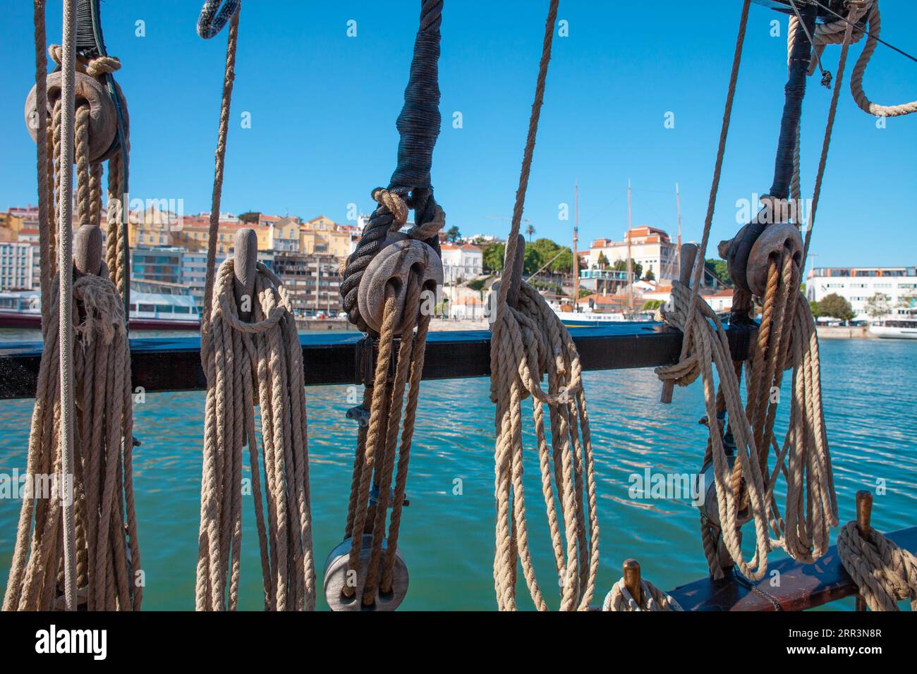 Old ship ropes rigging on hi-res stock photography and images - Alamy