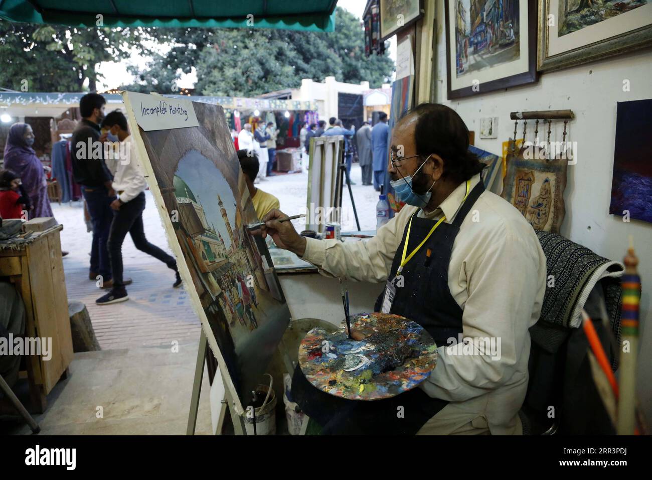 201109 -- ISLAMABAD, Nov. 9, 2020 -- An artist draws a painting at his ...