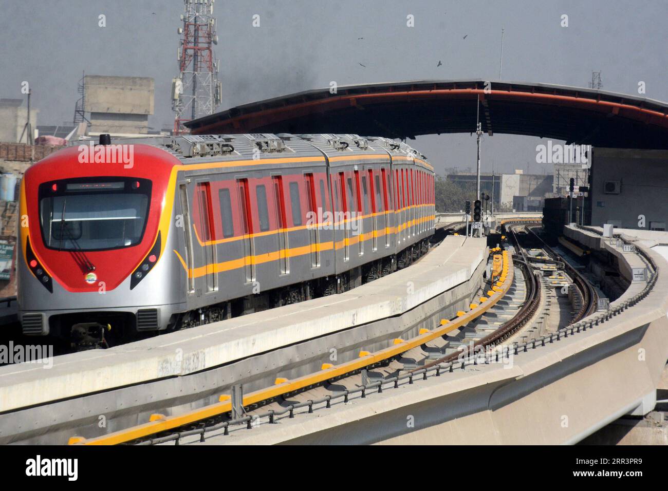 201109 -- LAHORE, Nov. 9, 2020 -- Photo taken on Nov. 8, 2020 shows an ...