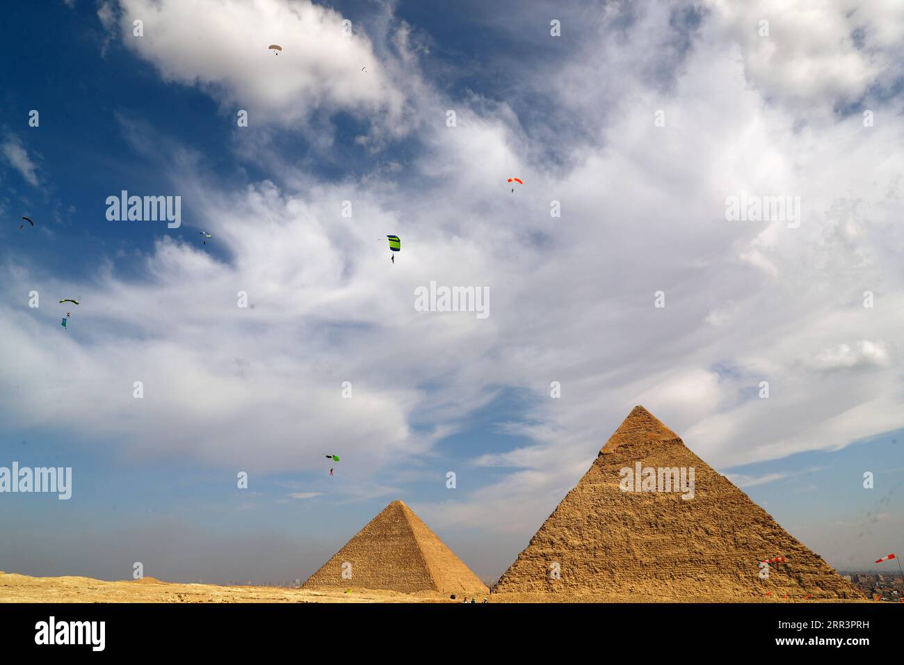Egypt giza skydiving hi-res stock photography and images - Alamy