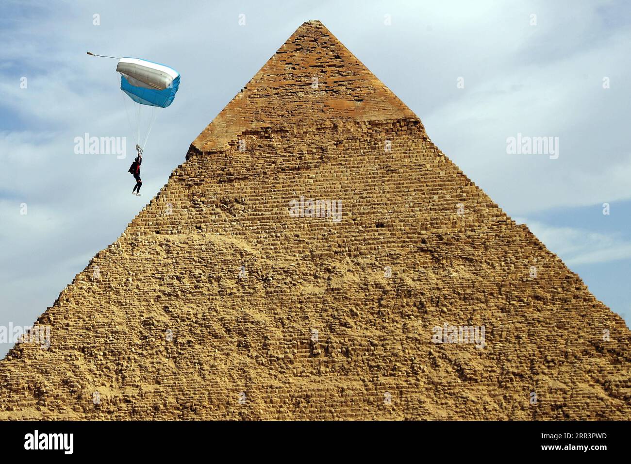 2020 parachutes hi-res stock photography and images - Alamy