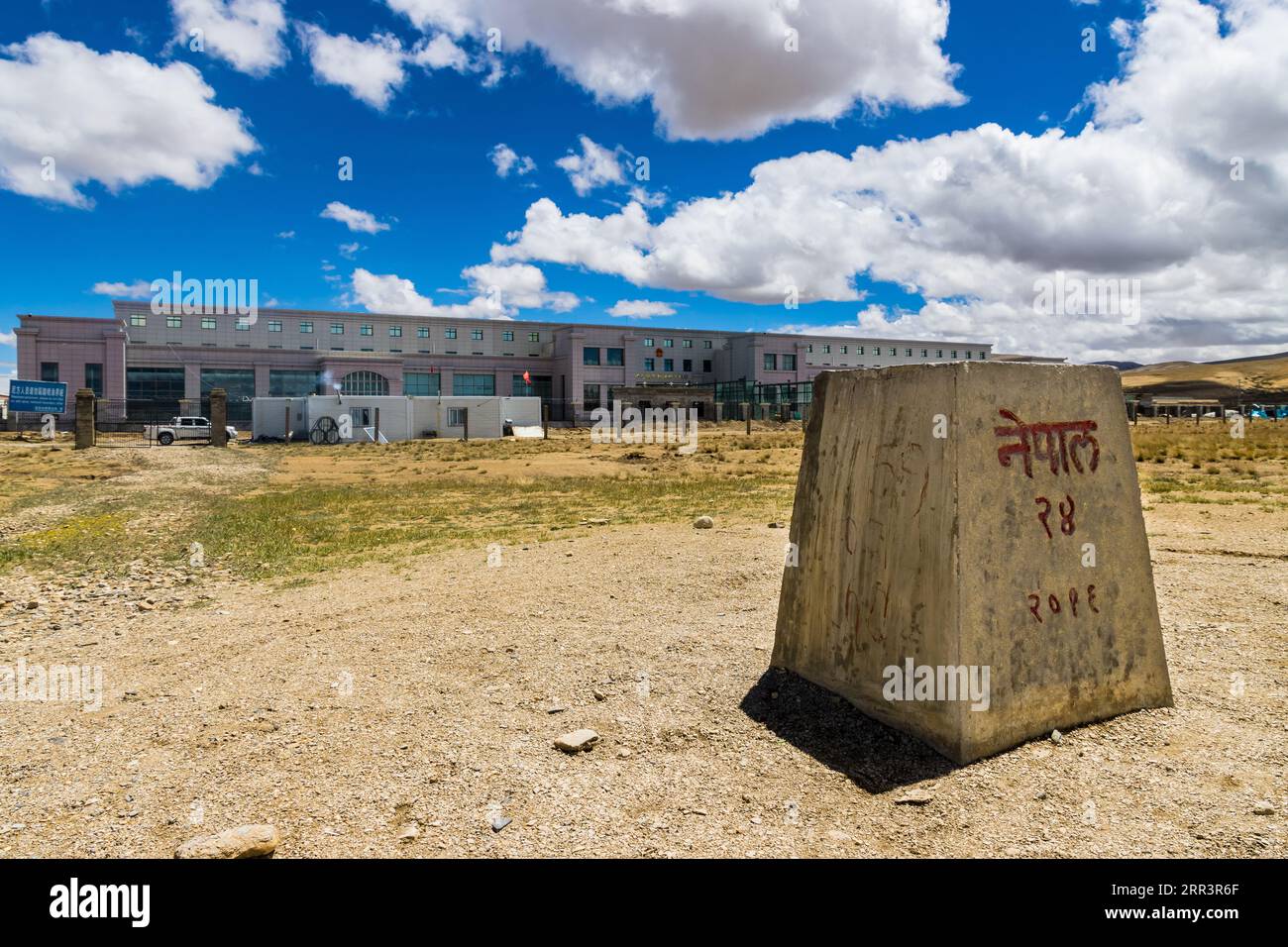 HImalayan Mountains and Road to Korala Border between Tibet China and Upper Mustang, Nepal Stock ...