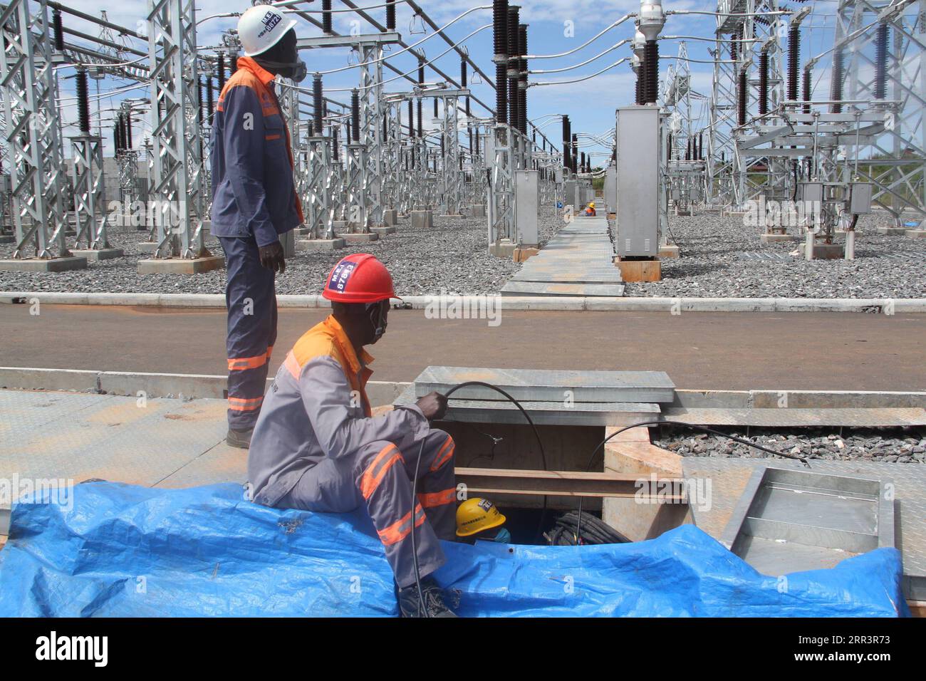 201109 -- KIRYANDONGO UGANDA, Nov. 9, 2020 -- Local young employees ...
