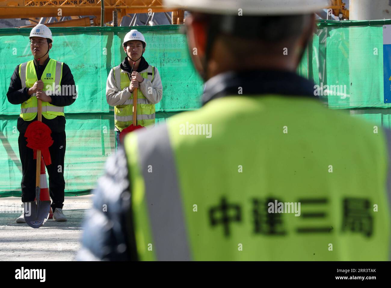 201111 -- GUIYANG, Nov. 11, 2020 -- Workers of China Construction Third ...
