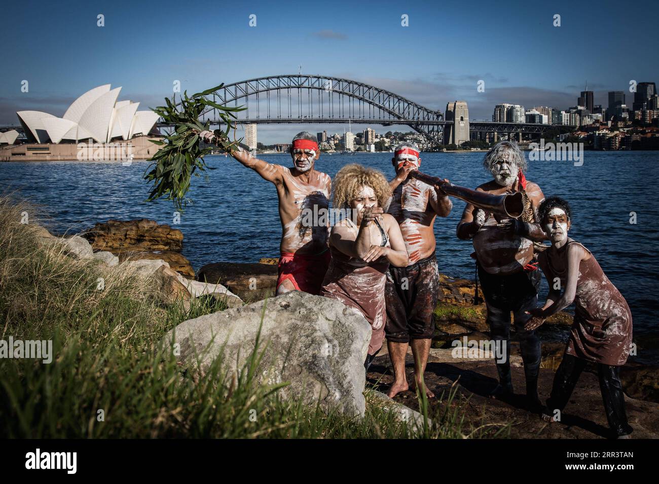 201111 -- SYDNEY, Nov. 11, 2020 -- Aboriginal people dance at Sydney ...