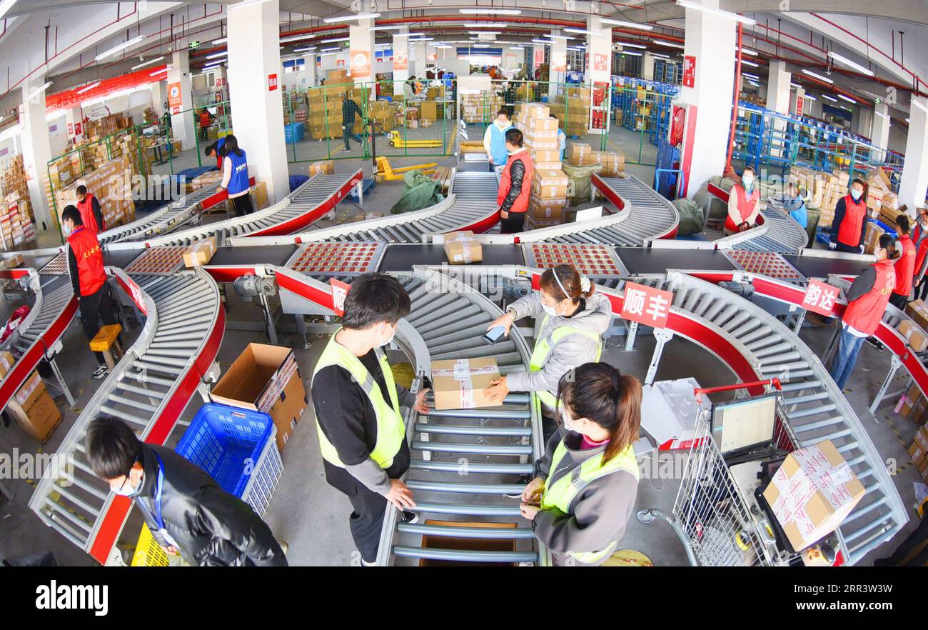 Workers shoping center hi-res stock photography and images - Alamy
