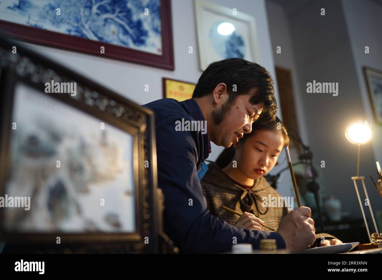 201113 -- GANZHOUJIANGXI, Nov. 13, 2020 -- Jiang Hongliang teaches his ...