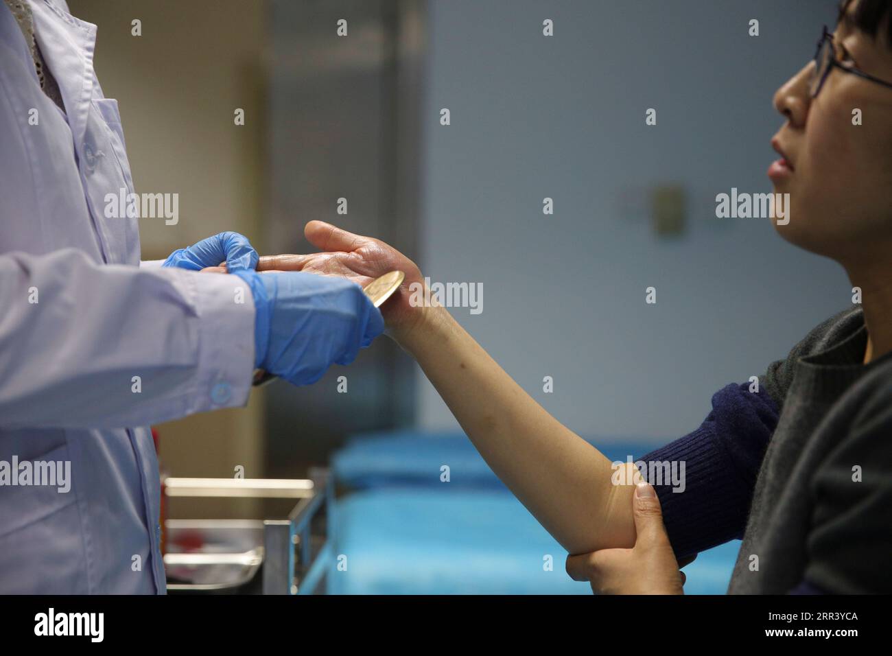 201114 -- HARBIN, Nov. 14, 2020 -- A doctor treats a patient with ...