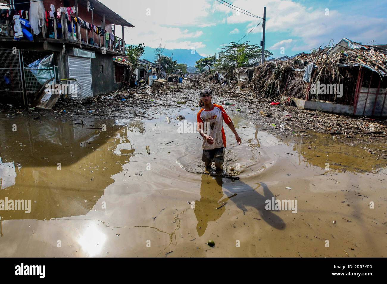 201114 -- RIZAL, Nov. 14, 2020 -- A resident wades through knee-deep ...