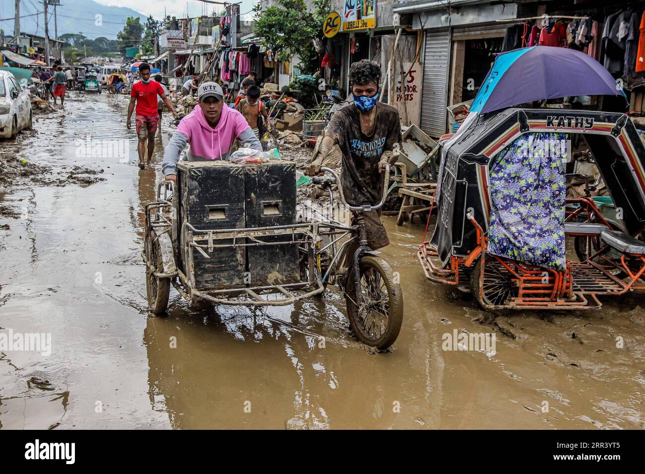 201114 -- RIZAL, Nov. 14, 2020 -- Residents transfer their belongings ...