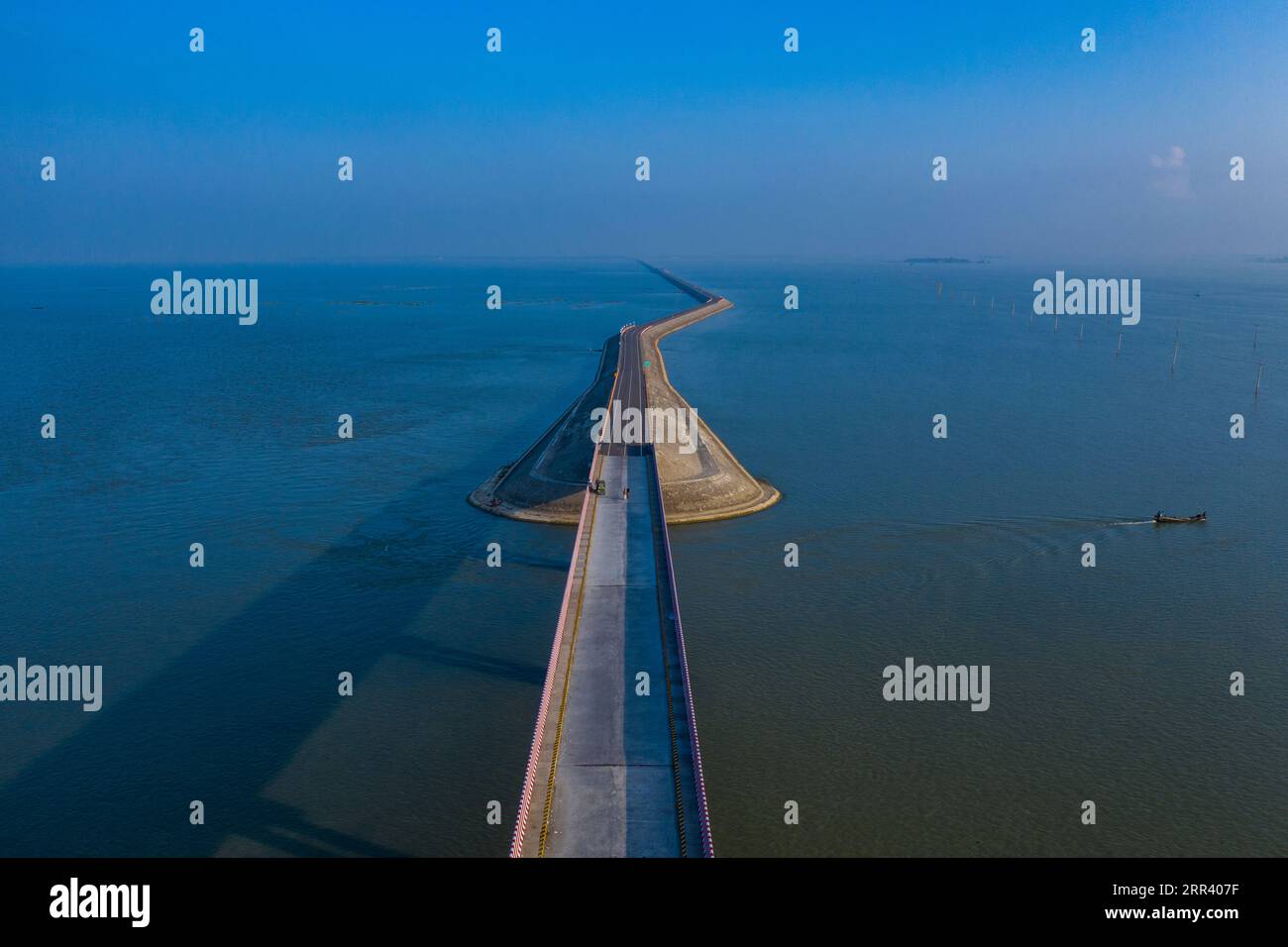 Itna-Mithamoin-Austagram all-weather road goes straight through a vast ...