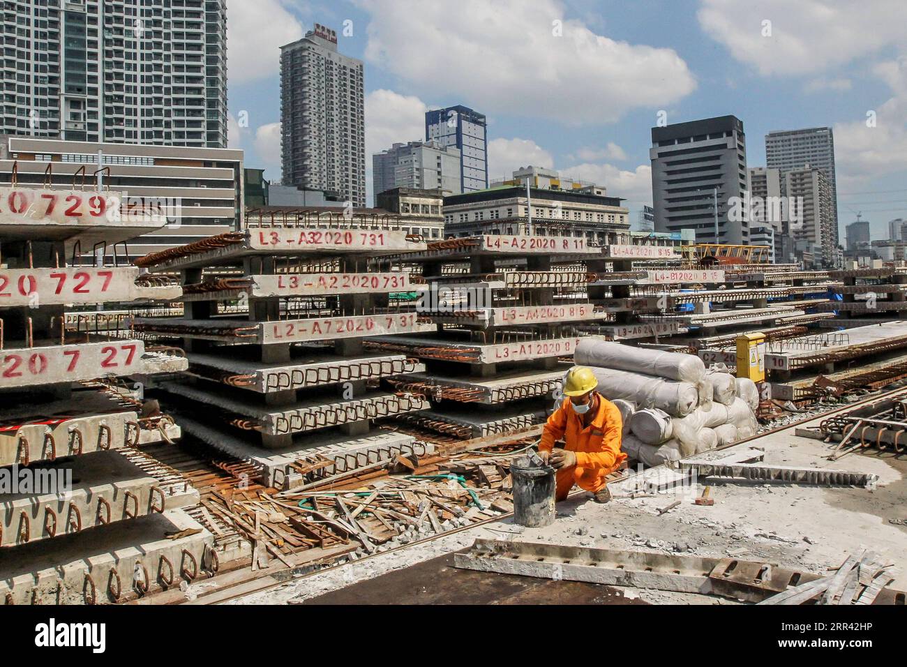 201118 -- MANILA, Nov. 18, 2020 -- A worker works at the construction ...