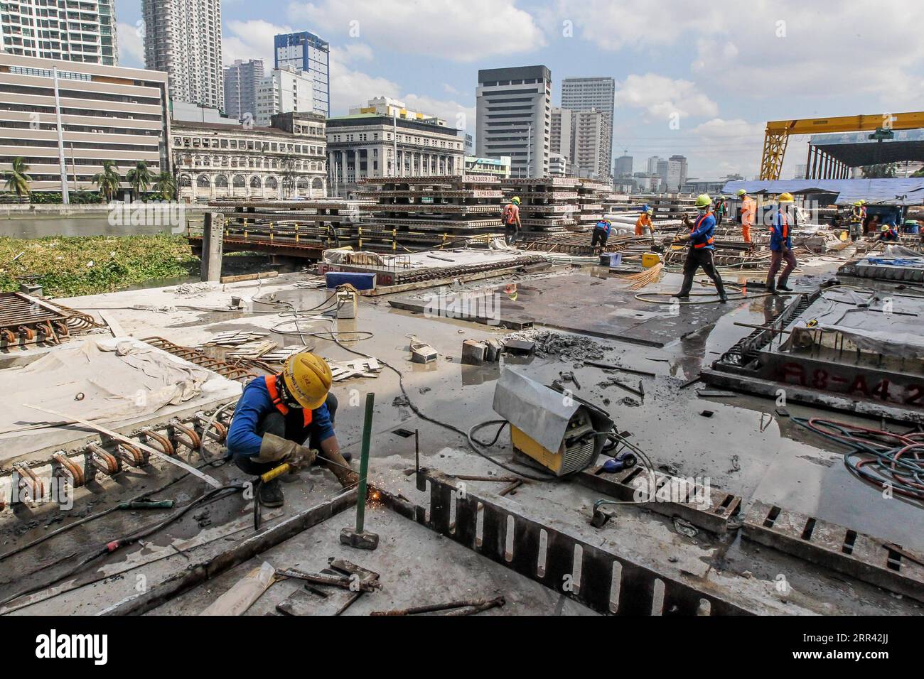 201118 -- MANILA, Nov. 18, 2020 -- Workers work at the construction ...