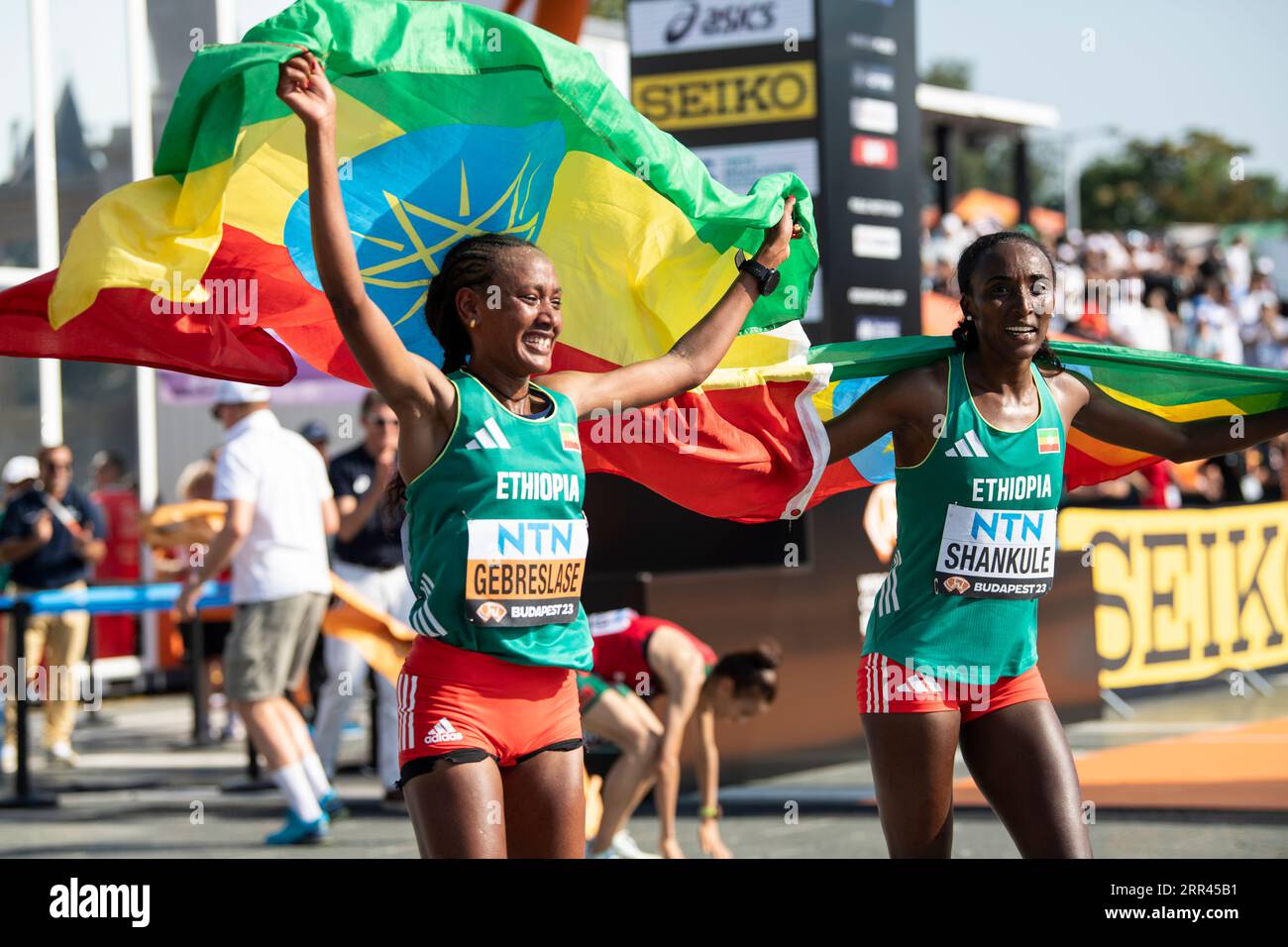 First female marathon runner hi-res stock photography and images - Alamy