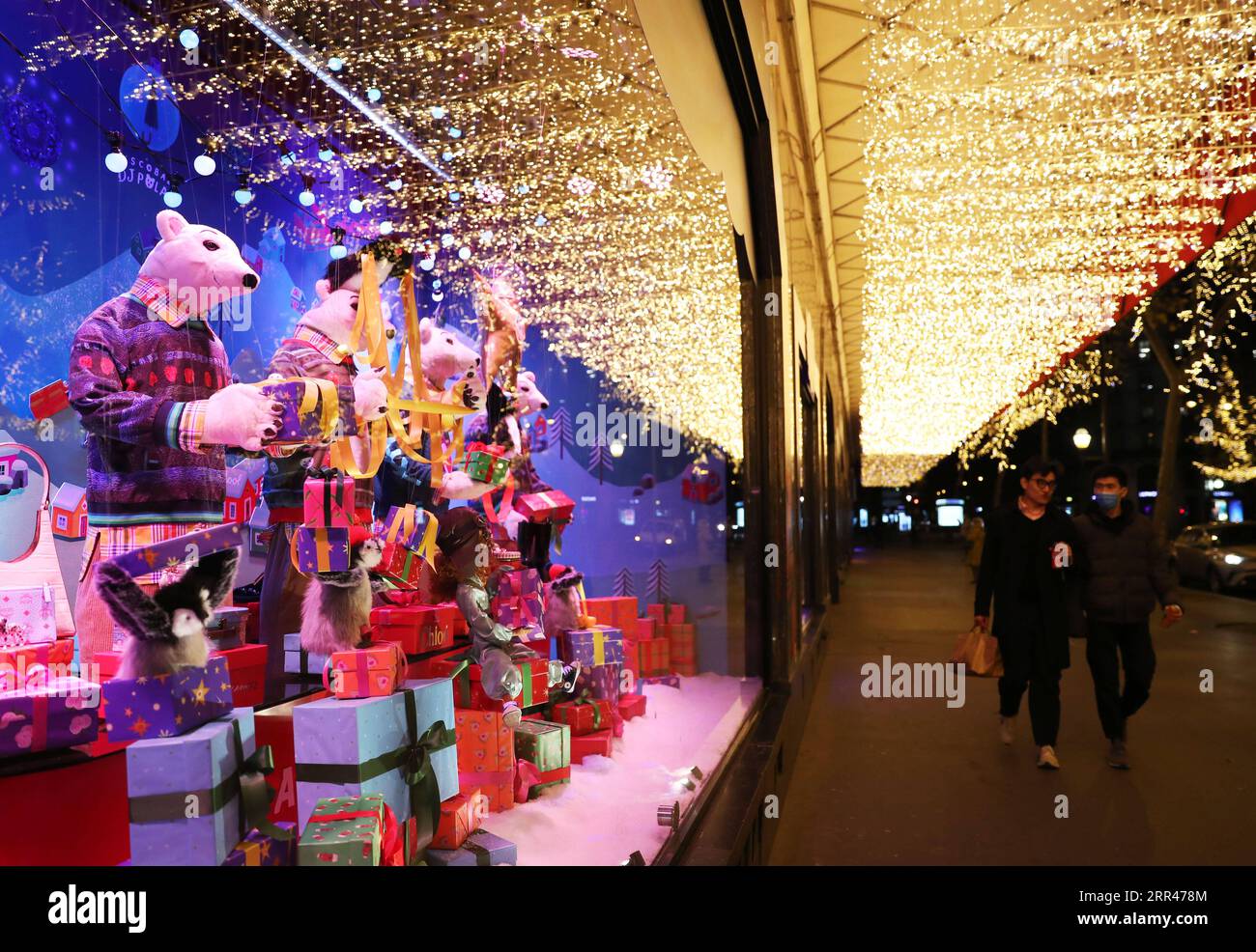 201123 -- PARIS, Nov. 23, 2020 -- Pedestrians walk past the Christmas ...