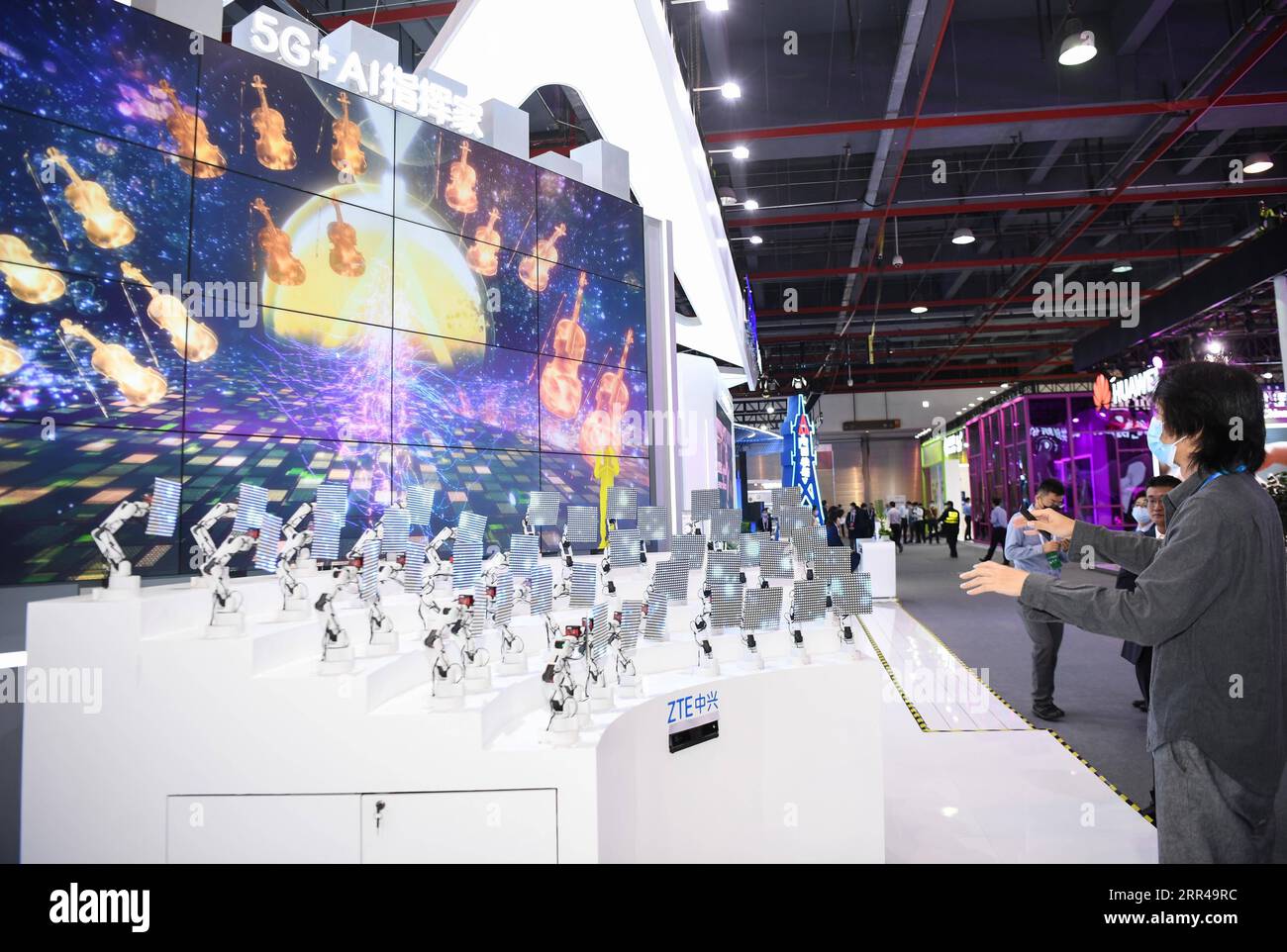 201126 -- GUANGZHOU, Nov. 26, 2020 -- A staff member tests 5G ...