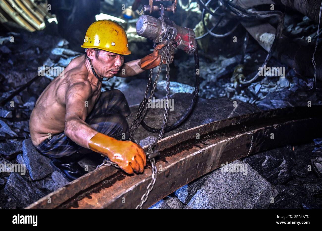 201127 -- NINGSHAN, Nov. 27, 2020 -- A worker labors 1,840 meters below ...