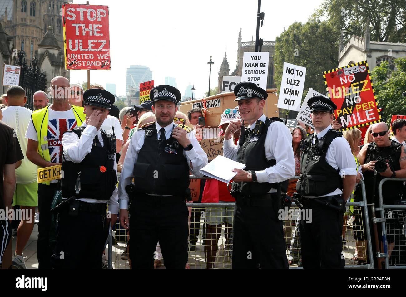 London, UK. 06th Sep, 2023. Anti-ULEZ protesters hold placards ...