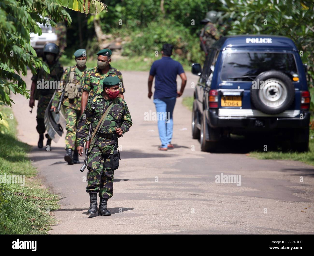 201130 -- COLOMBO, Nov. 30, 2020 -- Members of the police special task ...