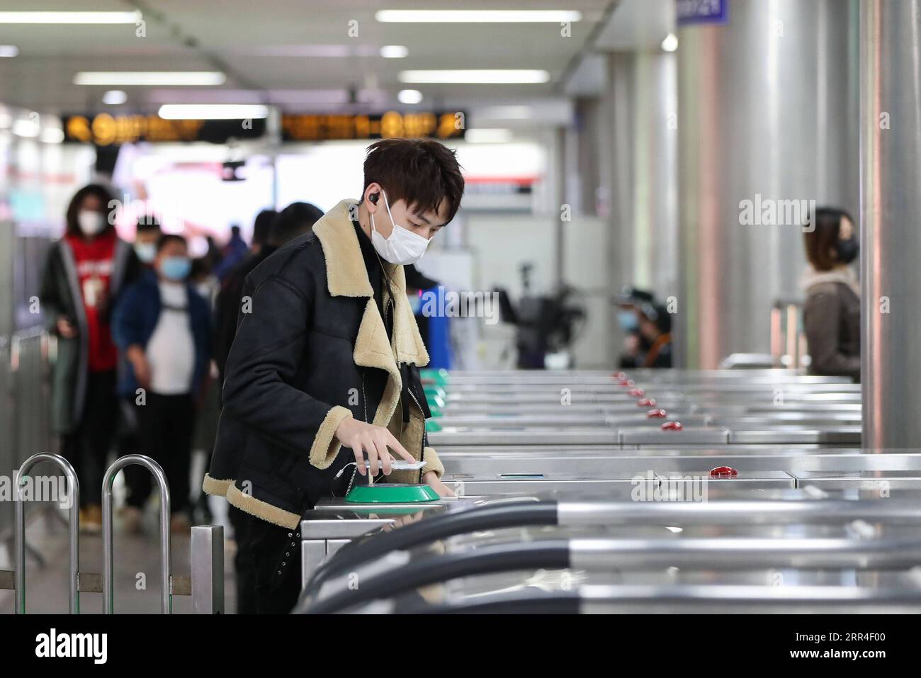 201202 -- SHANGHAI, Dec. 2, 2020 -- Passengers use QR code to pay ...