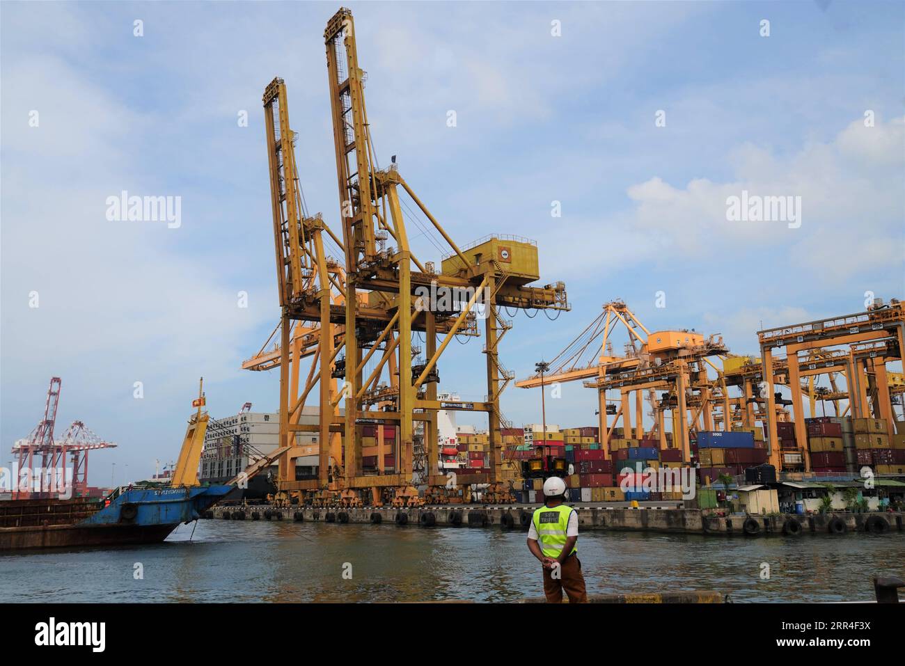 201202 -- COLOMBO, Dec. 2, 2020 -- An engineering boat of the China ...