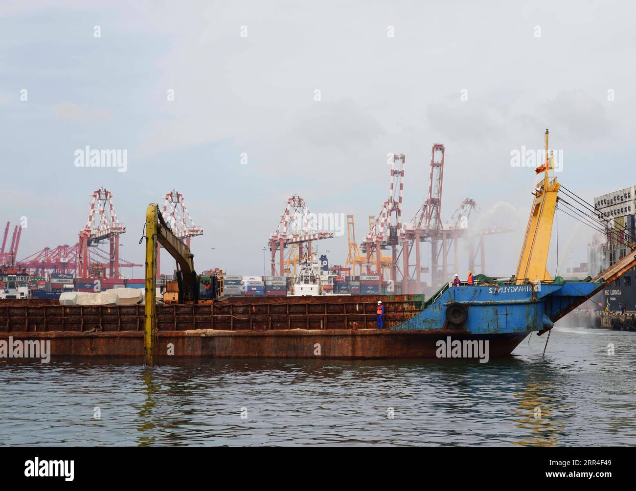 201202 -- COLOMBO, Dec. 2, 2020 -- An engineering boat of the China ...