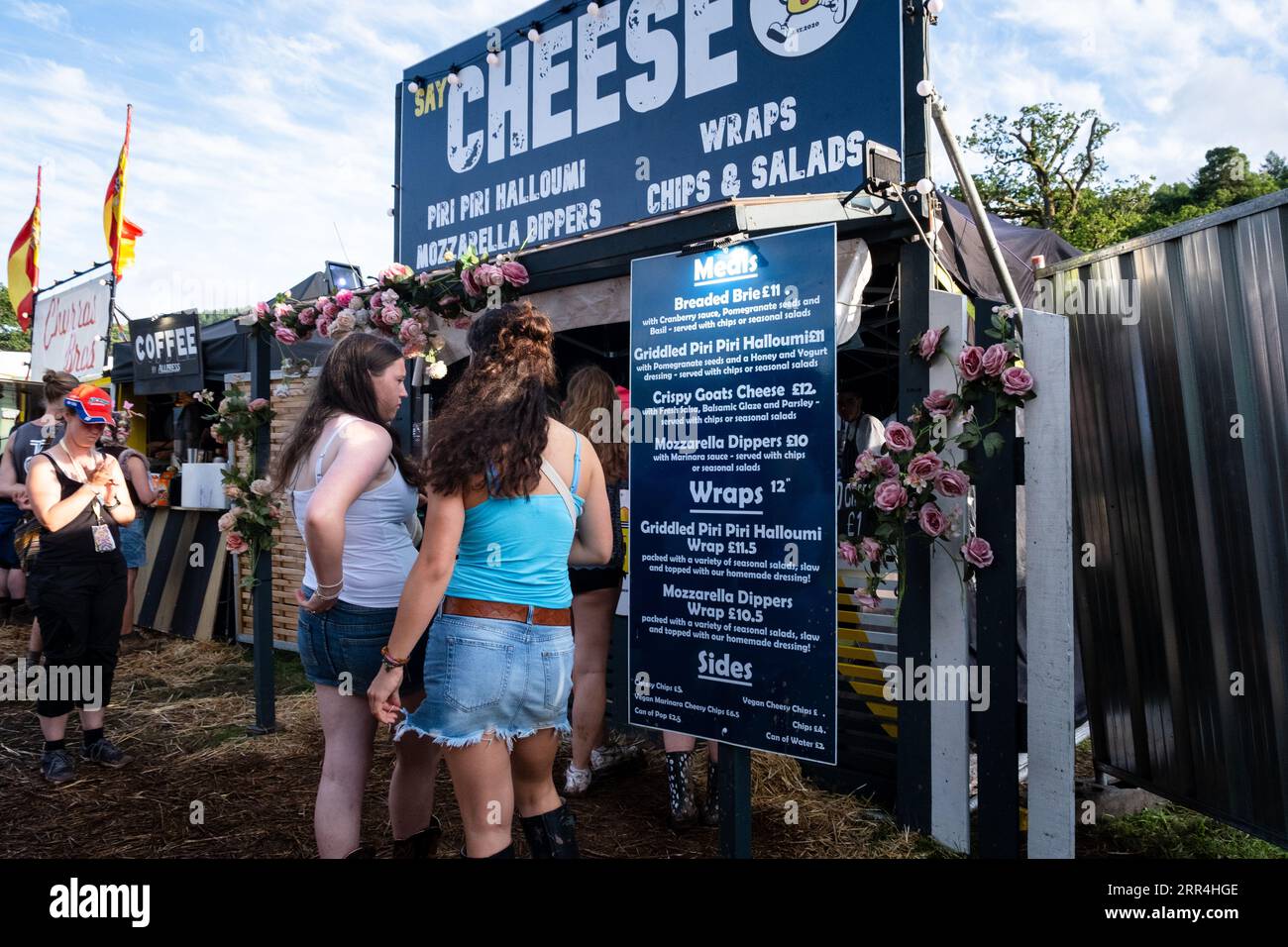 People queue for festival fast food at the food stalls at Green Man ...