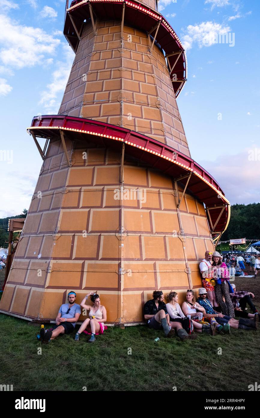 People friends chill out in the fairground area at Green Man Festival ...