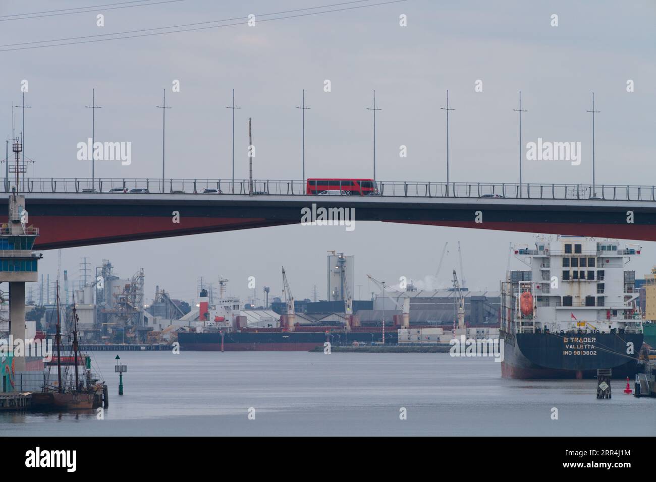 Ships in Melbourne port on Yarra River with vehicle movement over Bolte ...