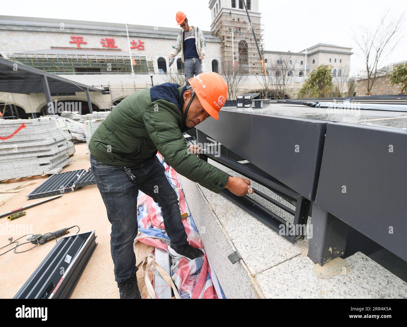 201207 -- PINGTAN, Dec. 7, 2020 -- An employee of the China Railway ...
