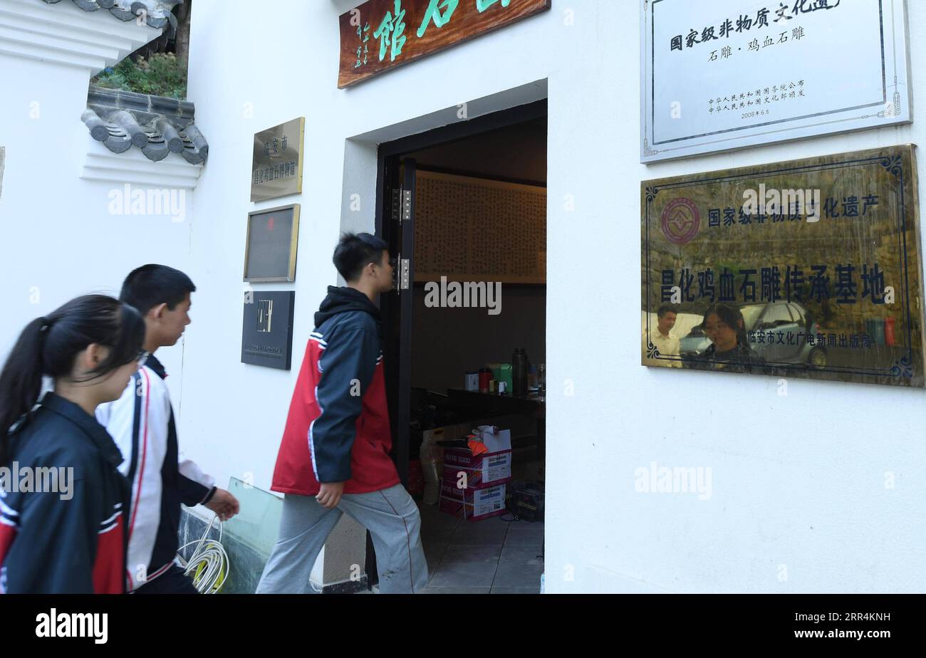 201208 -- HANGZHOU, Dec. 8, 2020 -- Students studying stone carving at ...