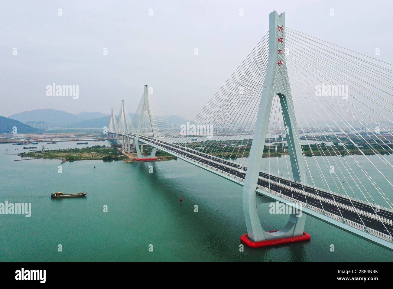 Hongkong zhuhai bridge construction hi-res stock photography and images ...