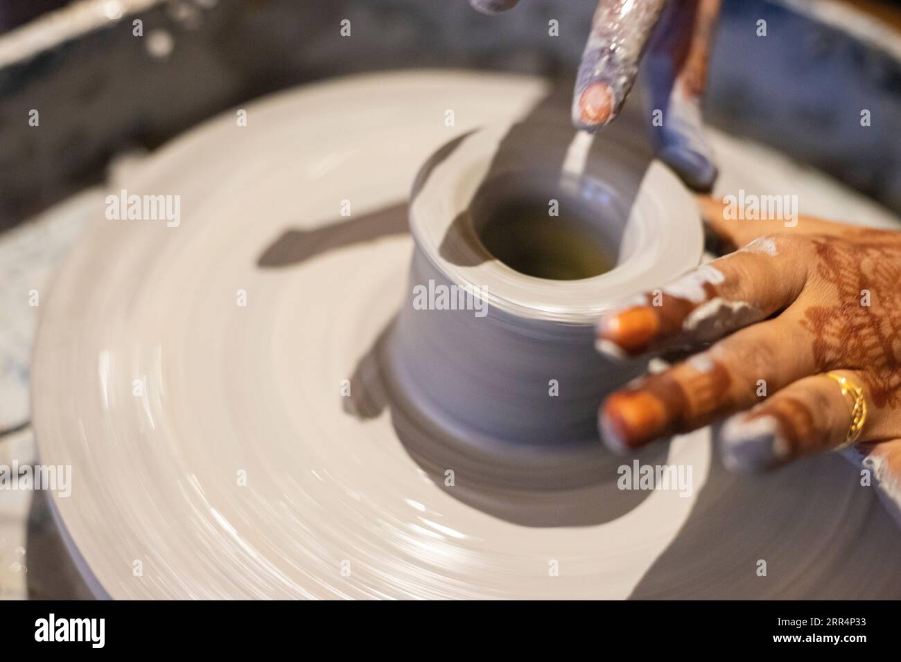 Female master shaping clay hi-res stock photography and images - Alamy